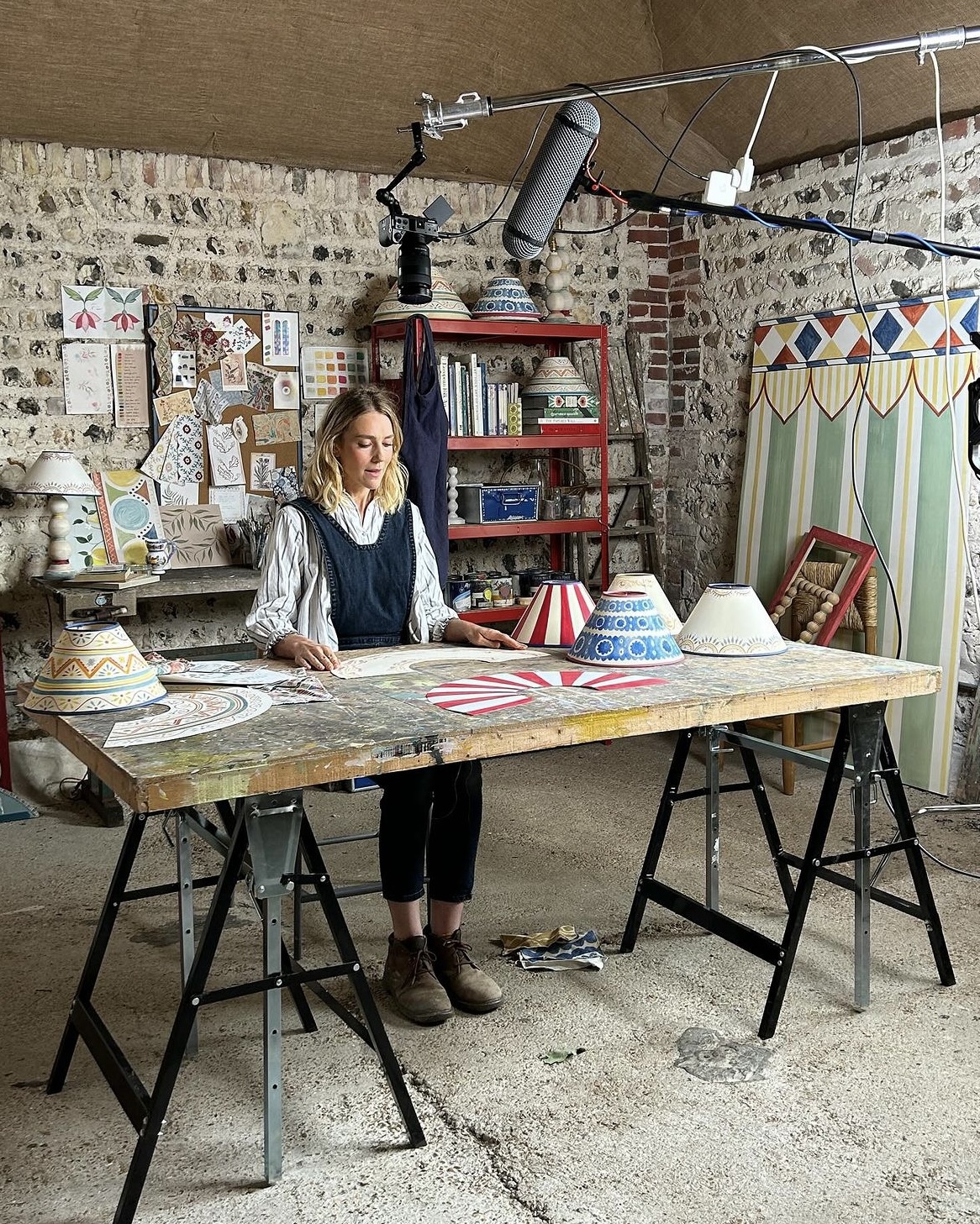 Los murales y muebles llenos de color de Tess Newall - The Little Black ...