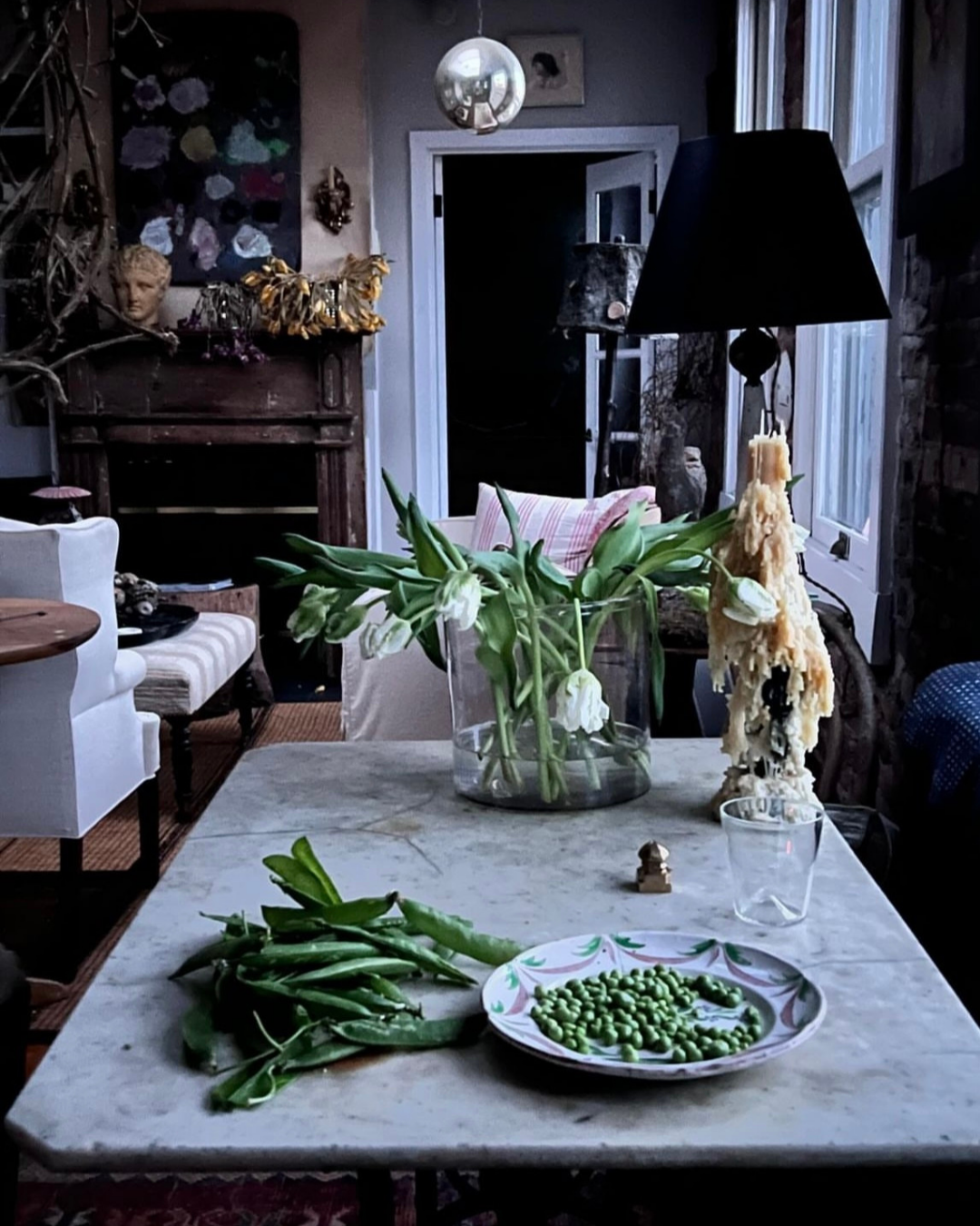 John Derian y su habilidad innata para crear escenarios improbables y ...